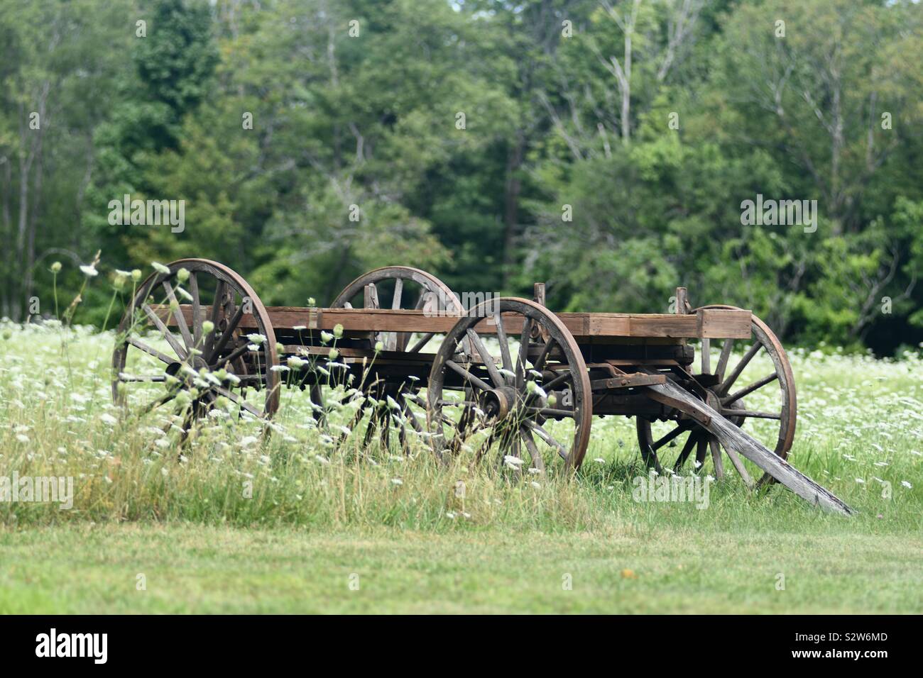 Antique hay wagon in New Boston field Stock Photo - Alamy