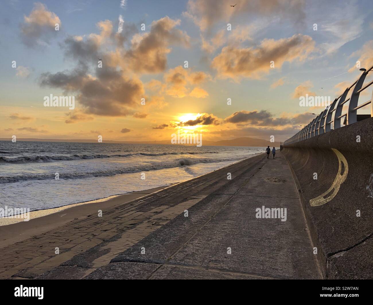 Walking seaside hi-res stock photography and images - Alamy