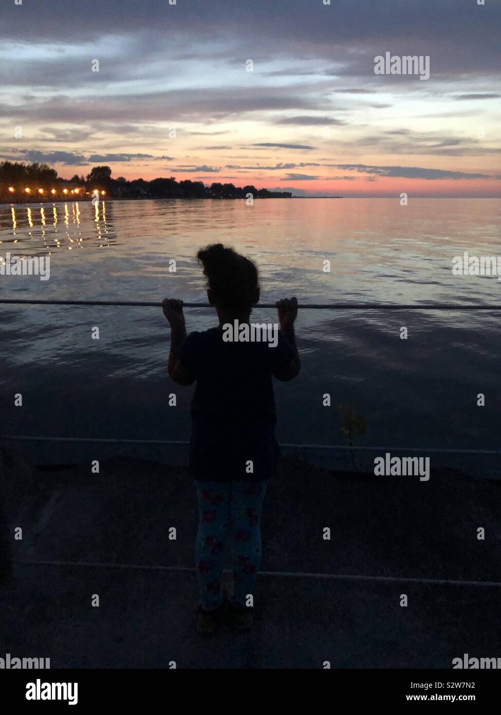 Little girl sunset hi-res stock photography and images - Alamy