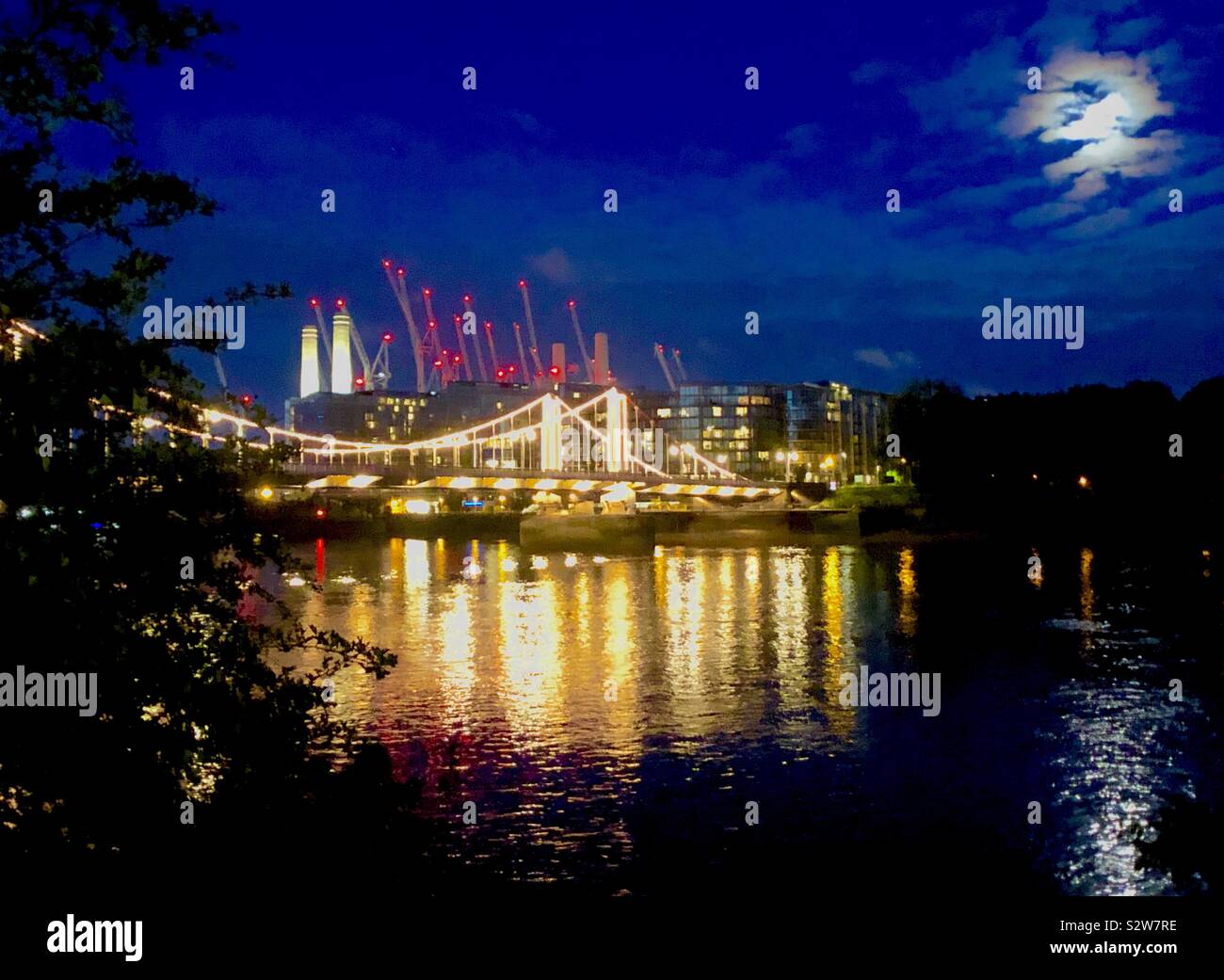 Chelsea sky bridge hi-res stock photography and images - Alamy