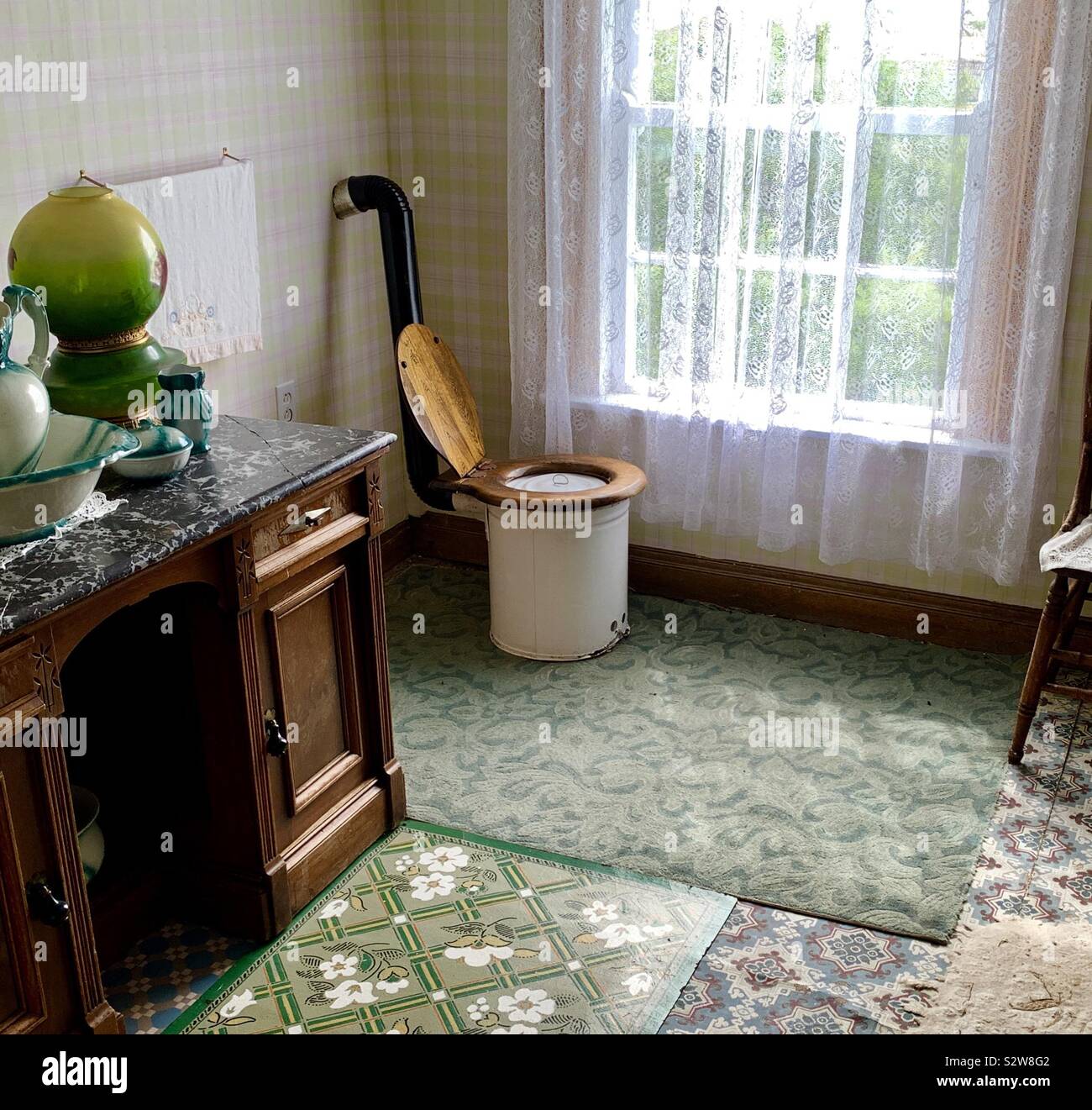 Girls toilet hi-res stock photography and images - Alamy