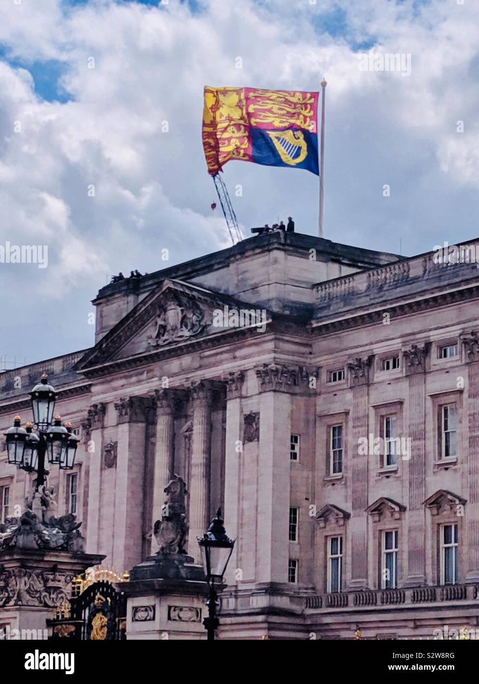 Buckingham palace flag hi-res stock photography and images - Alamy