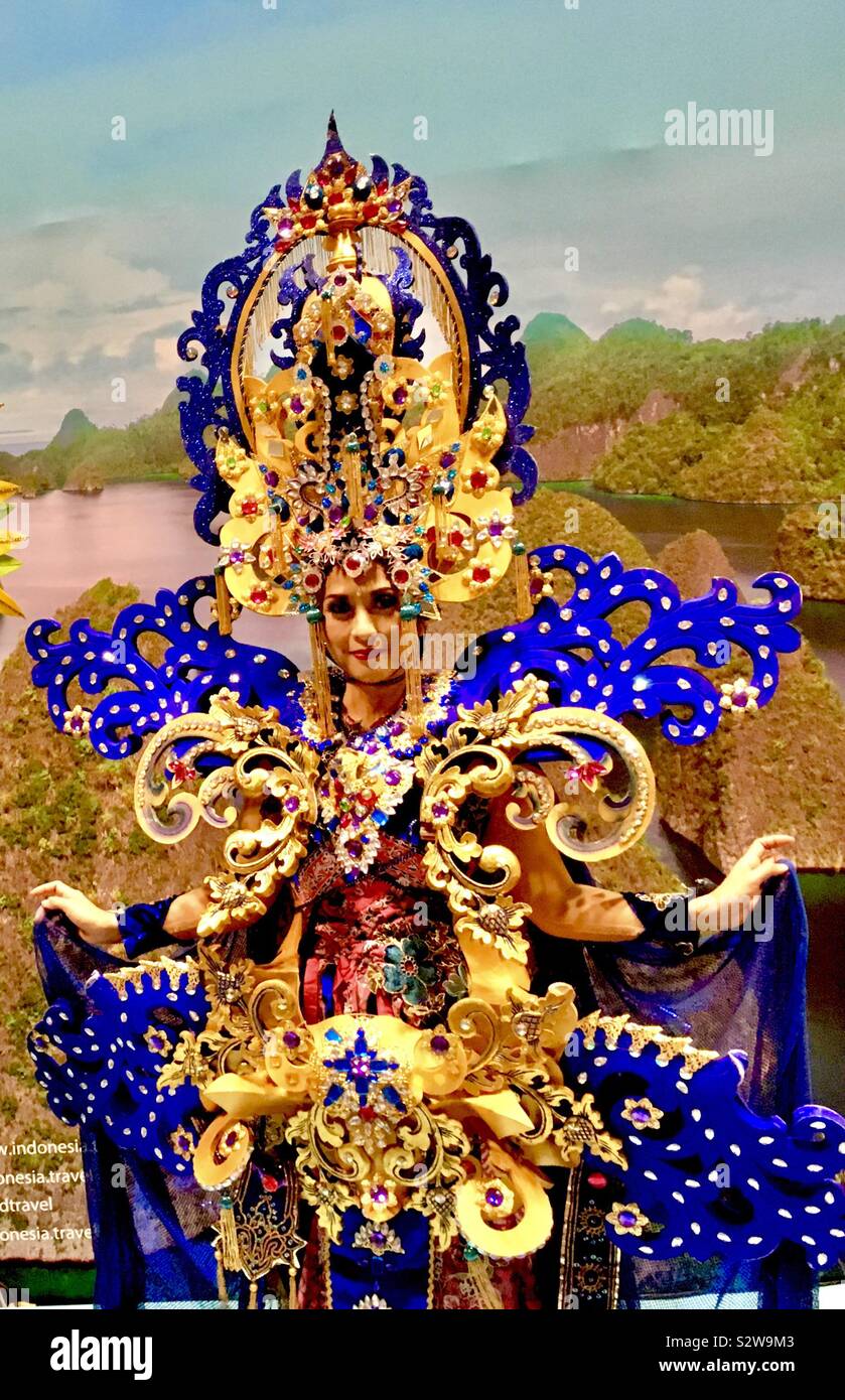 Woman regalia hi-res stock photography and images - Alamy