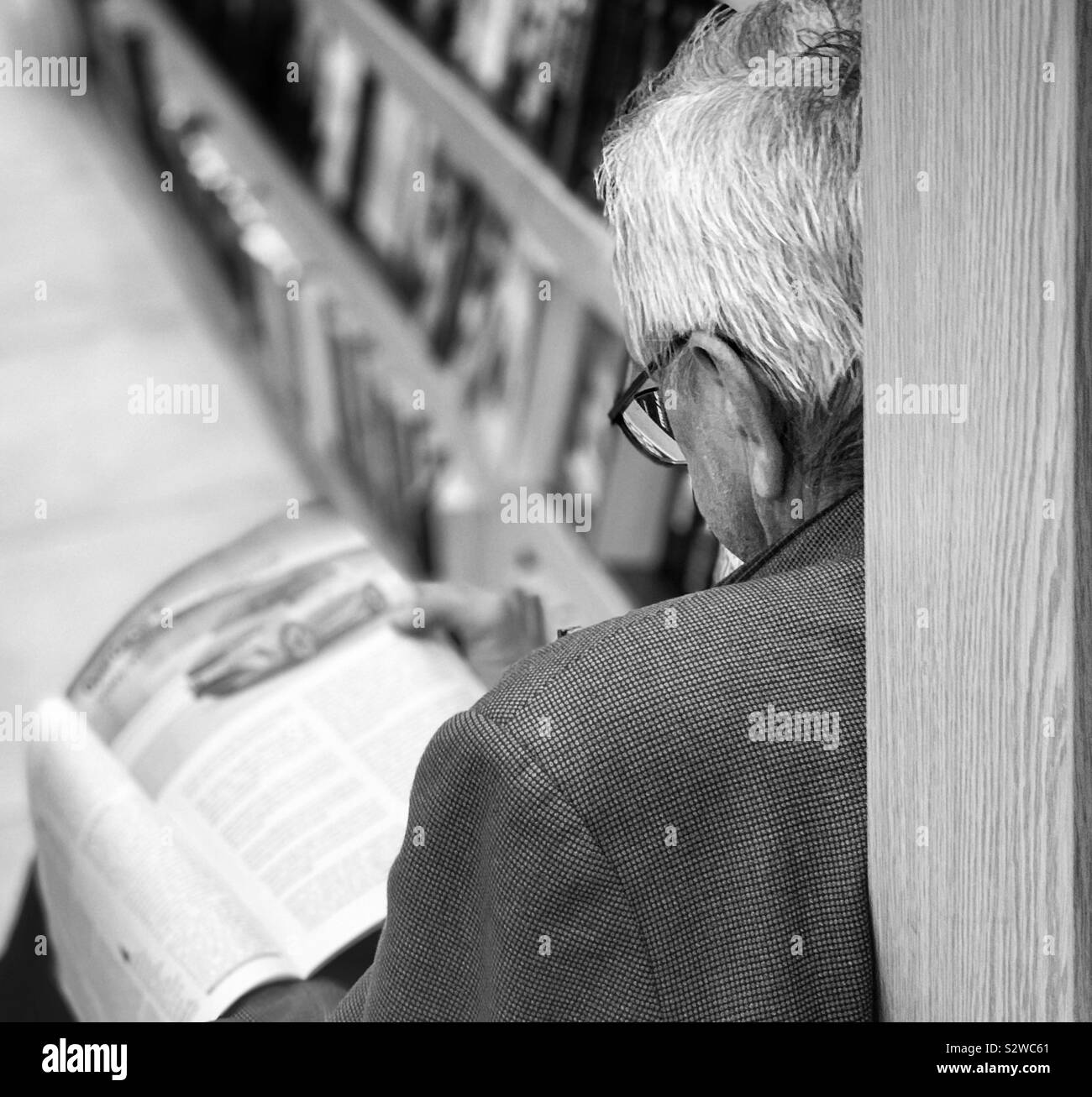 Old man reading hi-res stock photography and images - Alamy