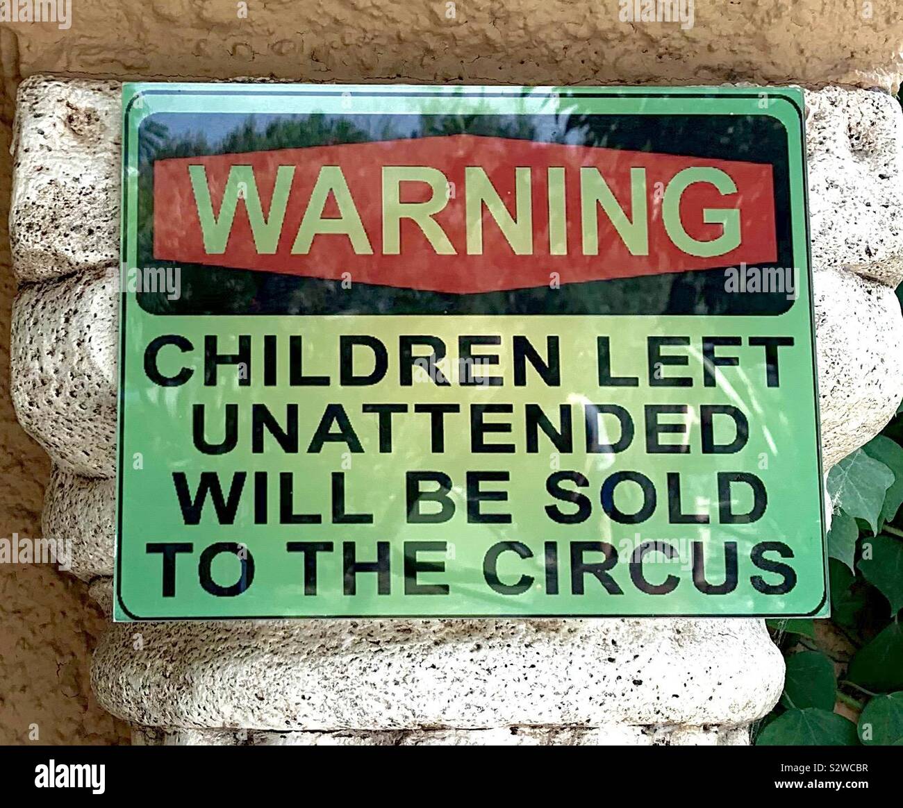 Warning sign about children hi-res stock photography and images - Alamy