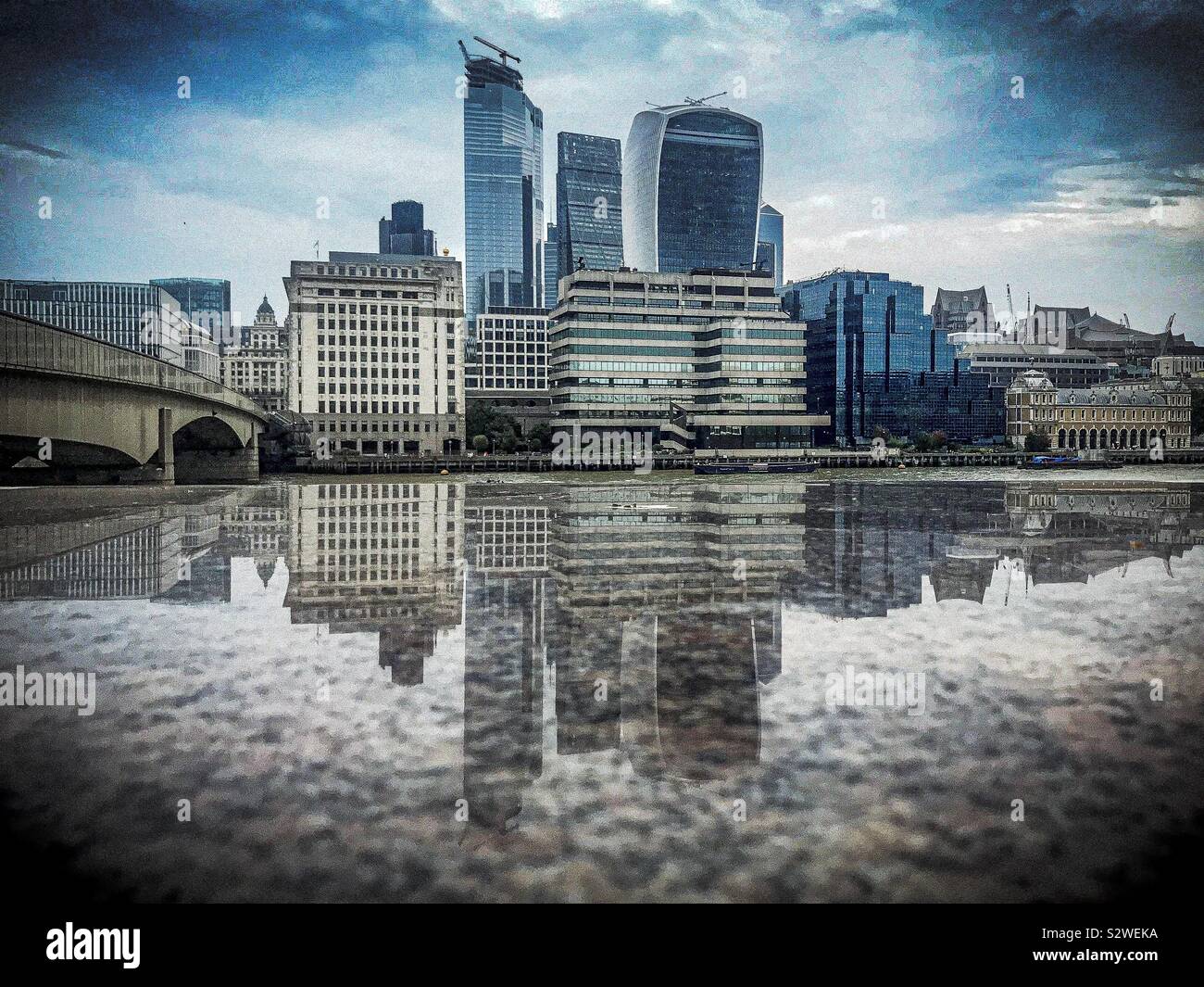 London bridge is falling down hi-res stock photography and images - Alamy
