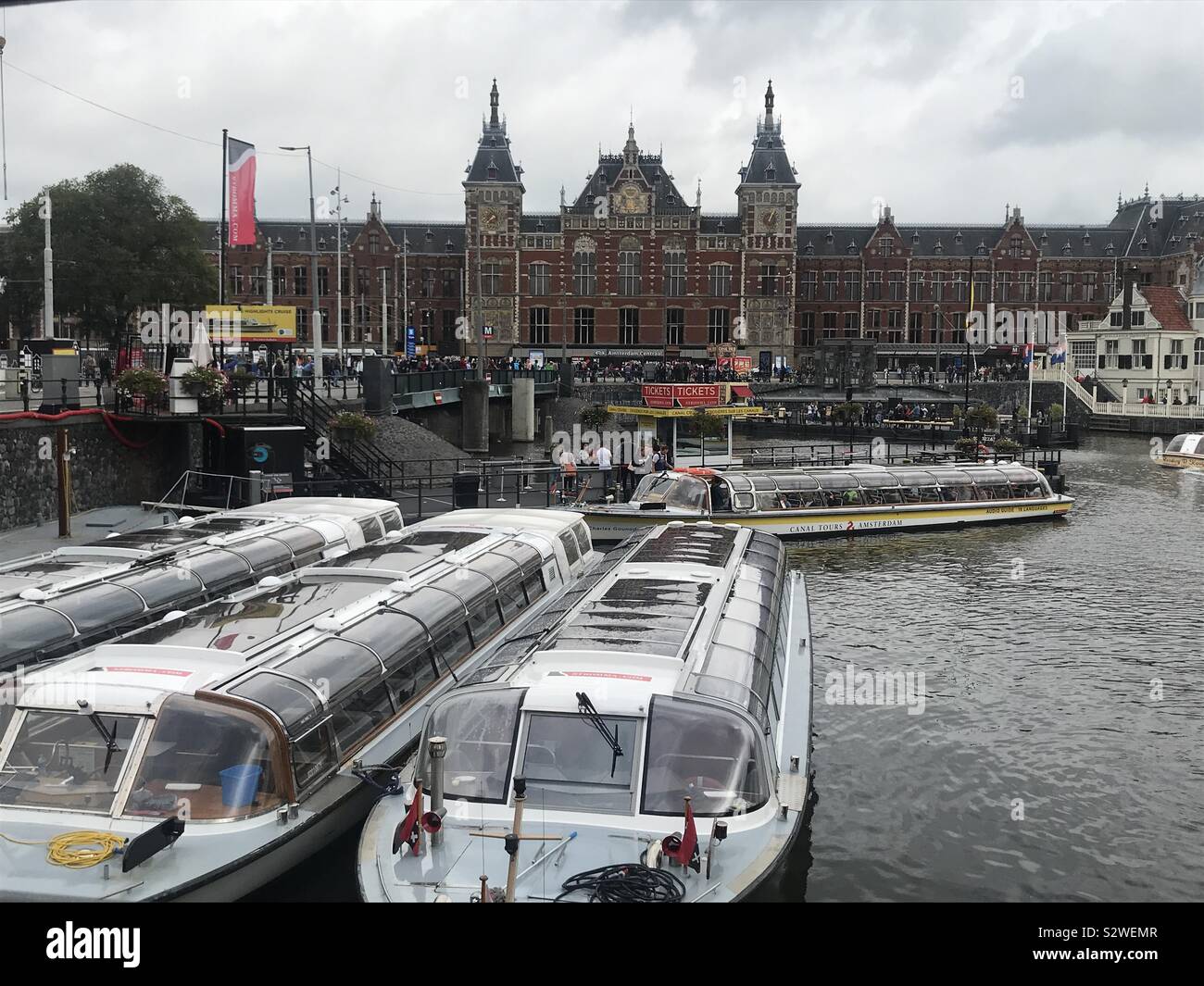 Angle station hi-res stock photography and images - Alamy