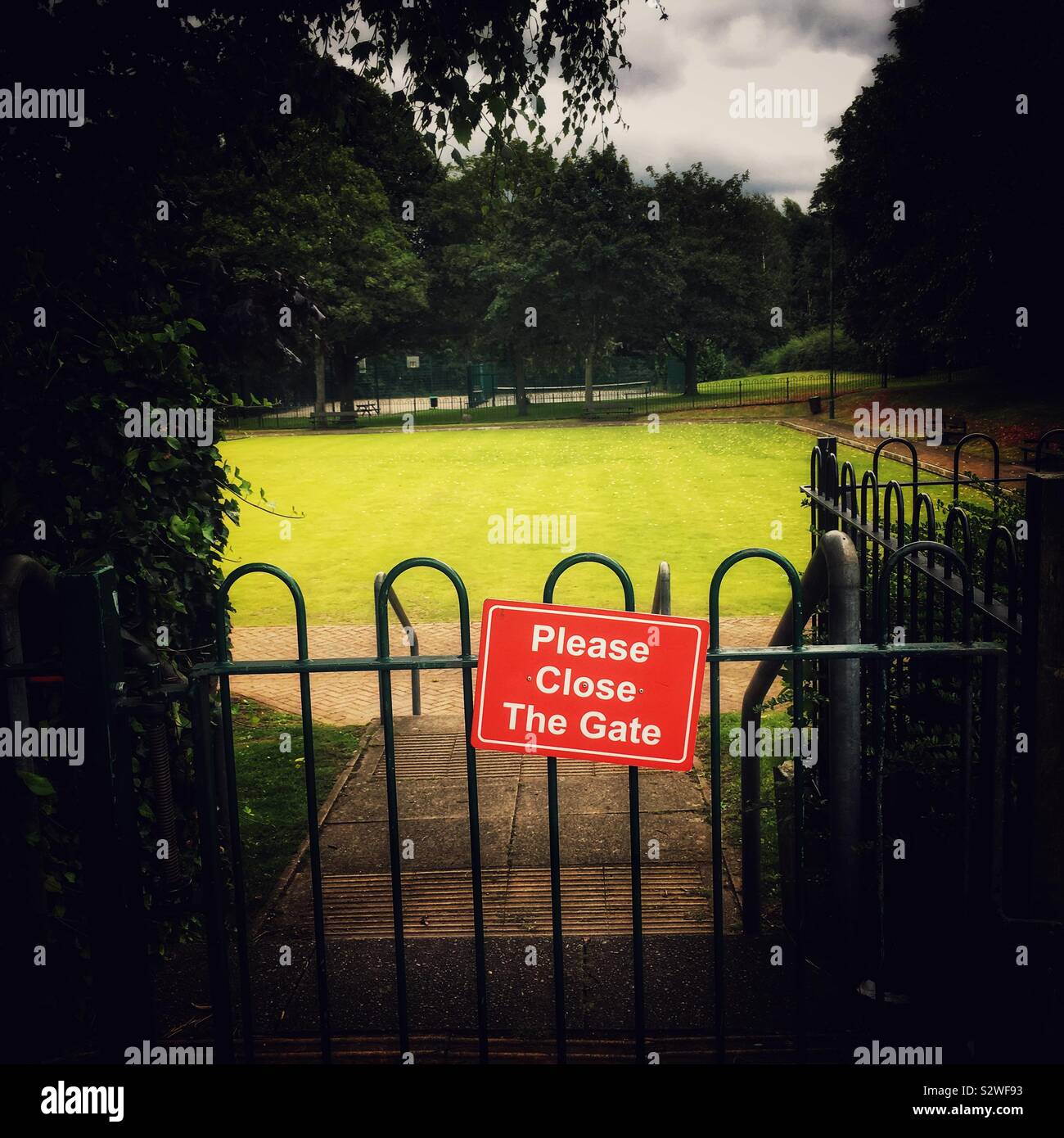 Please Close The Gate Sign Stock Photo Alamy please-close-the-gate-sign-stock-photo-alamy