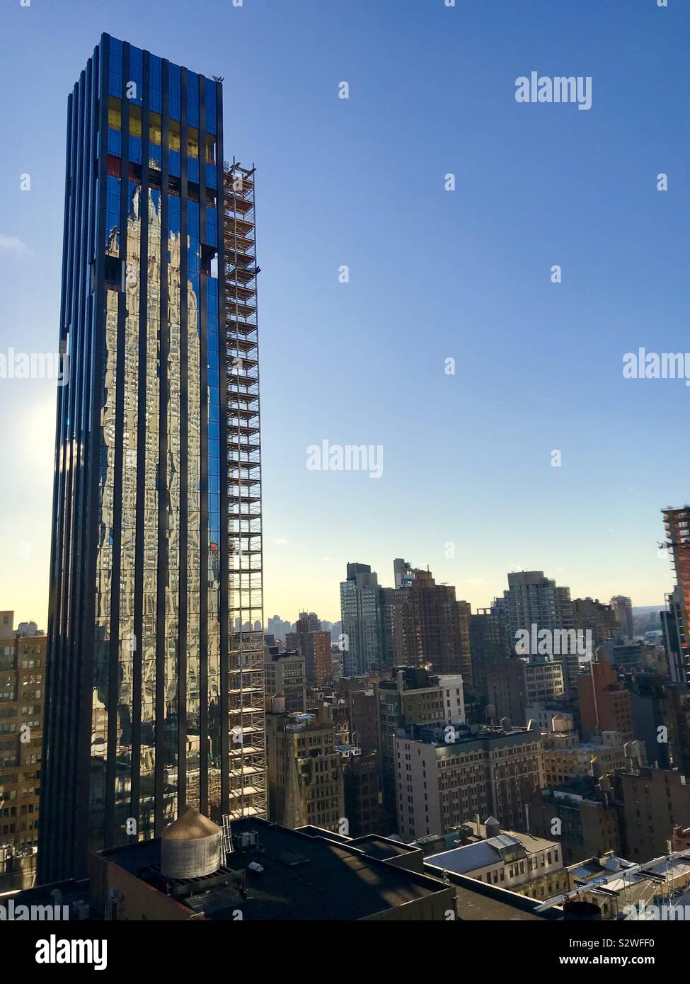 Top of skyscraper hi-res stock photography and images - Alamy