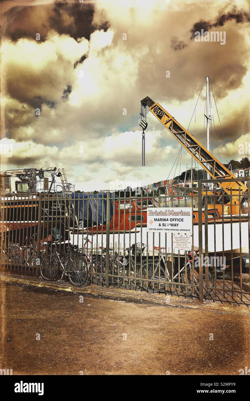 Crane and boats hi-res stock photography and images - Alamy