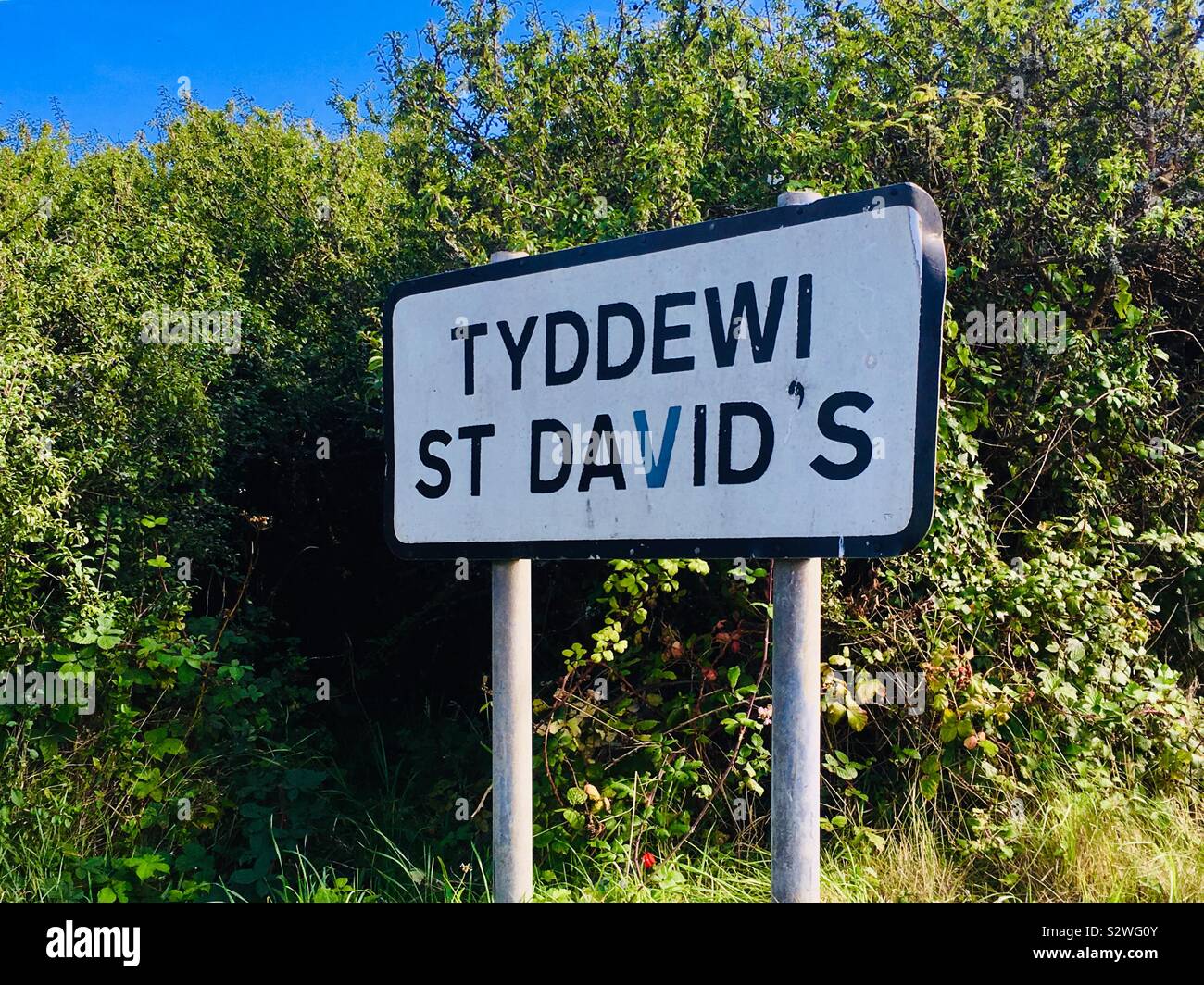 Welsh road signs hi-res stock photography and images - Alamy