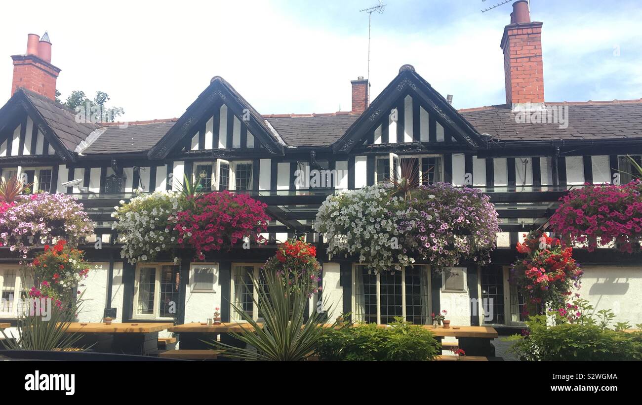Tudor style house hi-res stock photography and images - Alamy