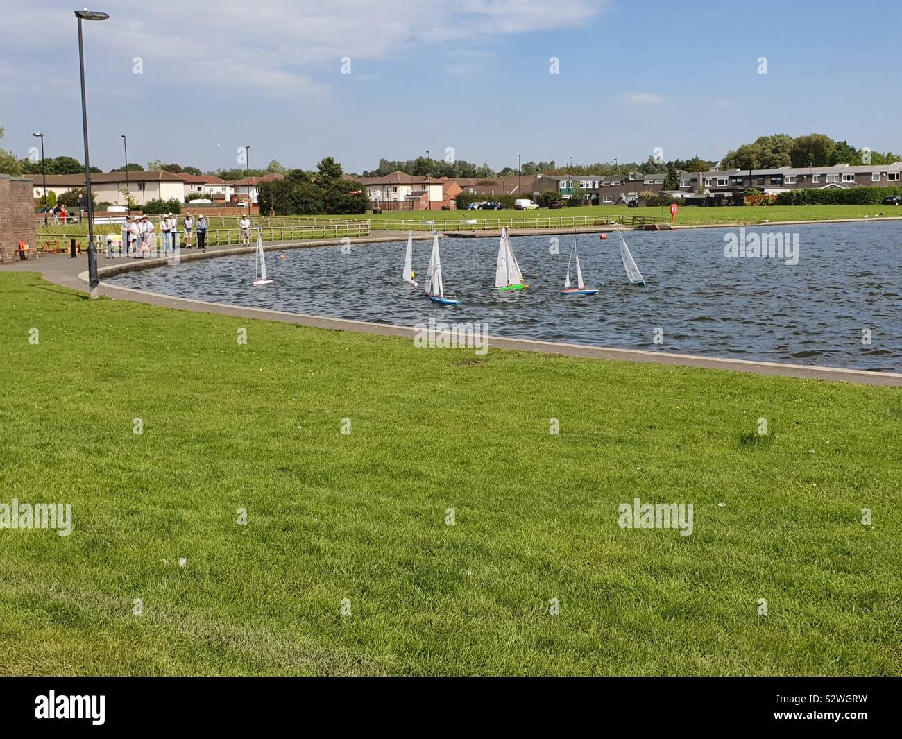Model boat lake hi-res stock photography and images - Alamy