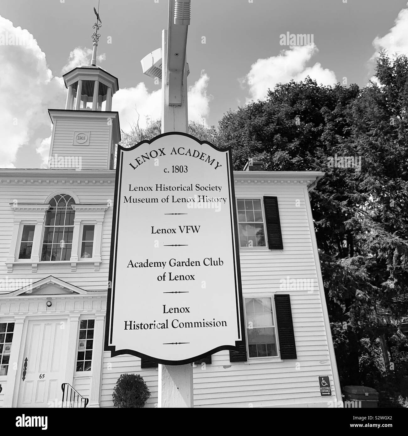 Organizations architecture organizations Black and White Stock Photos ...