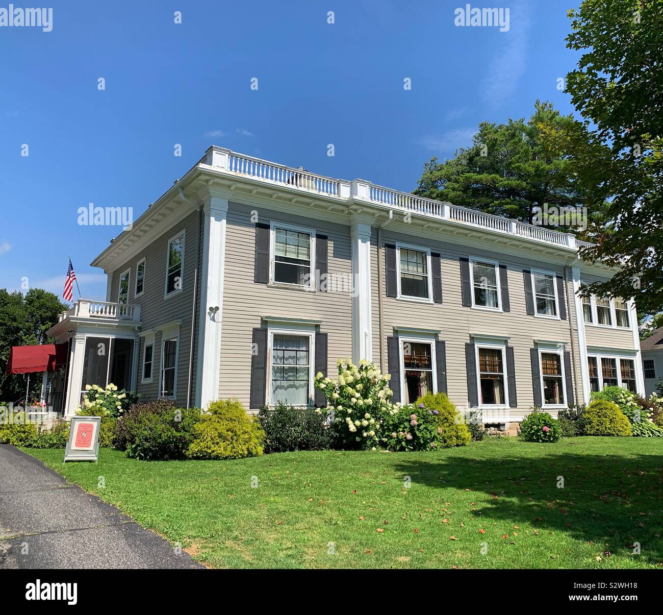 Gateways inn hi-res stock photography and images - Alamy