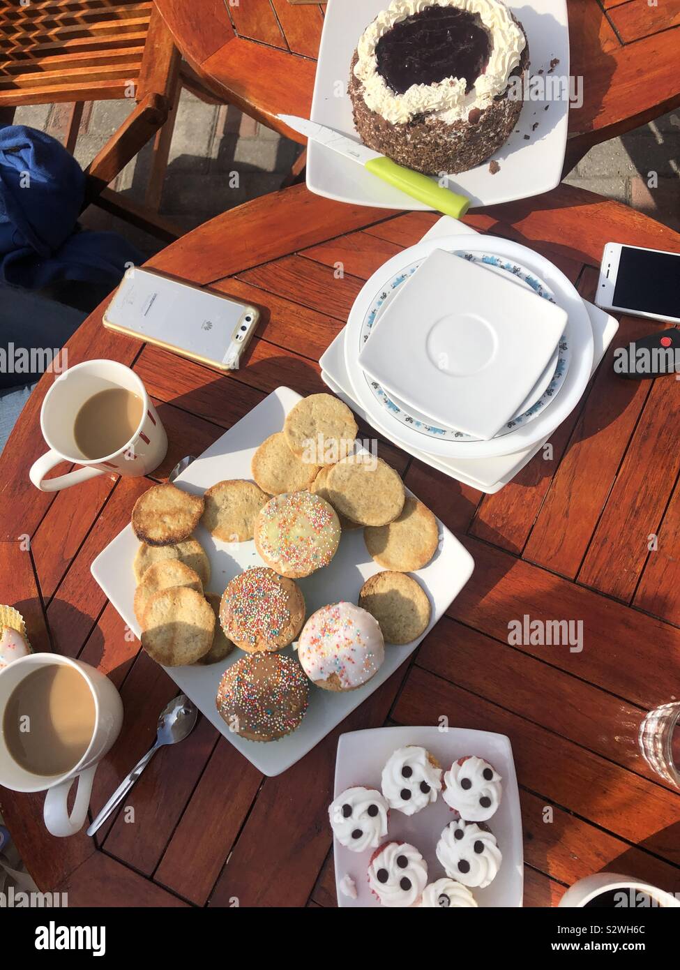 Breakfast at work Stock Photo - Alamy