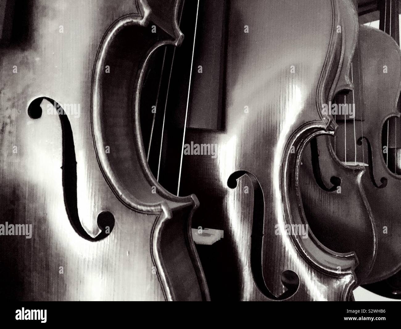 String violins hi-res stock photography and images - Alamy