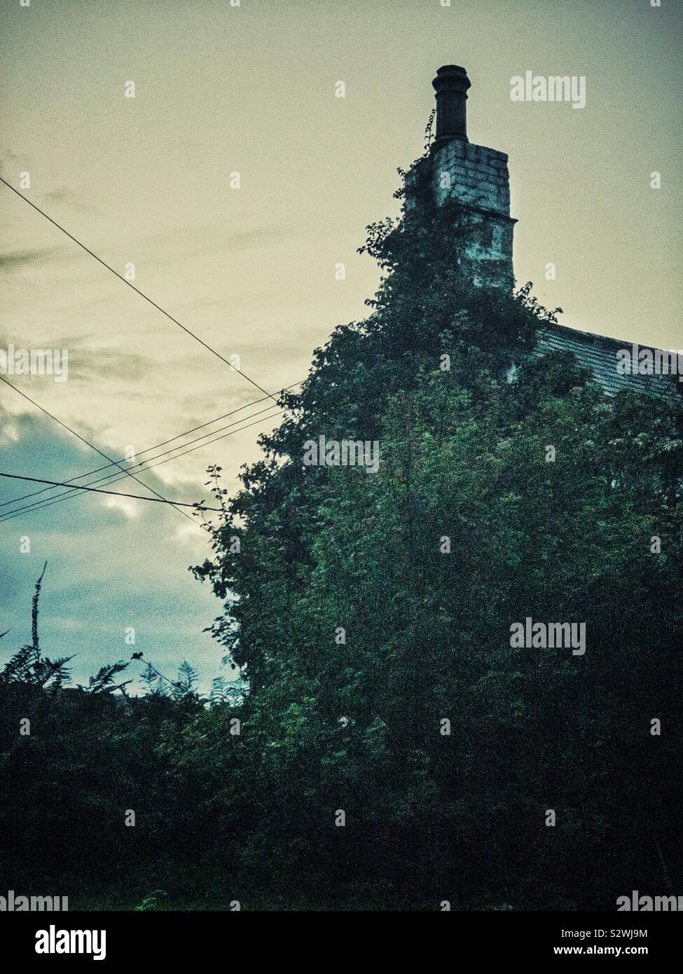 Gable end cottage hi-res stock photography and images - Alamy