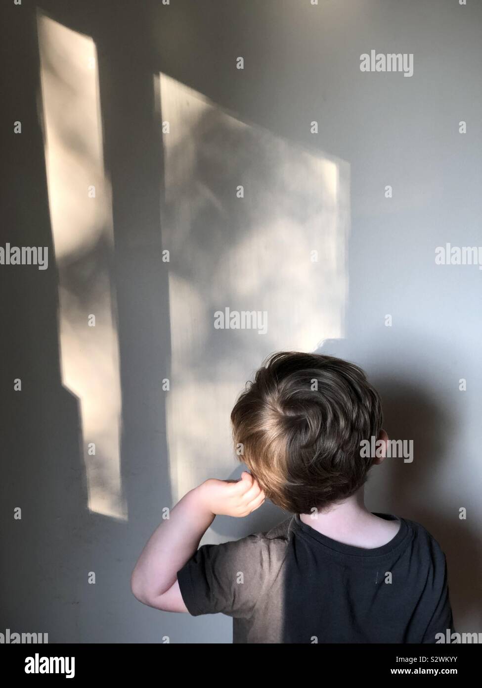 Back of black boys head hi-res stock photography and images - Alamy