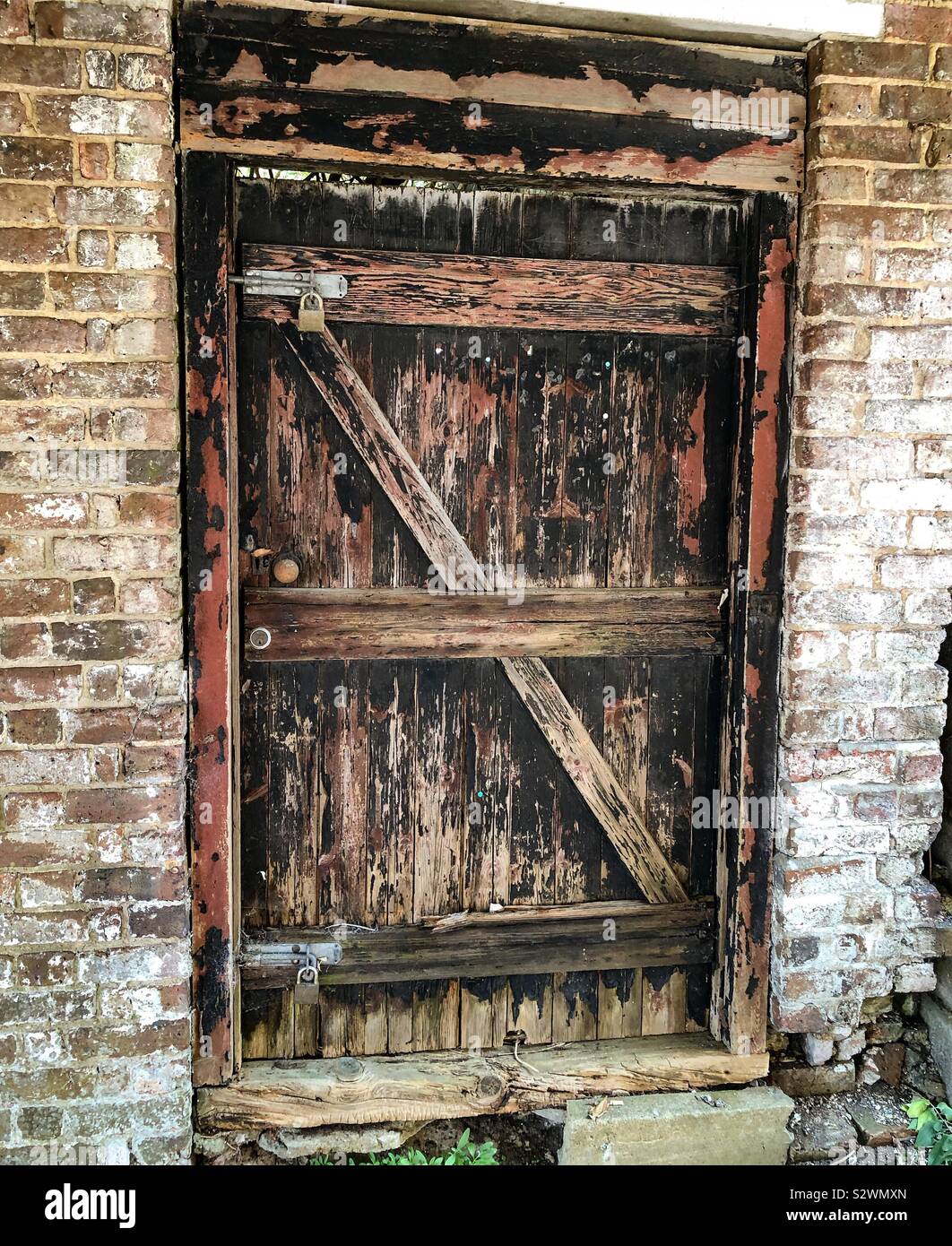 Whats behind the wall hi-res stock photography and images - Alamy