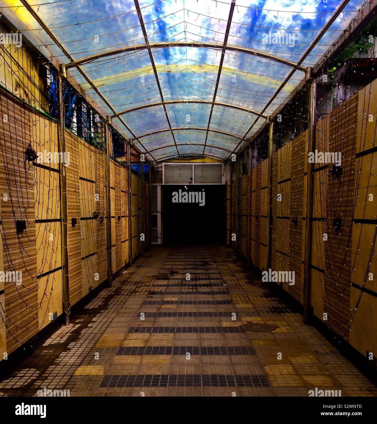 Walkway passage hi-res stock photography and images - Alamy