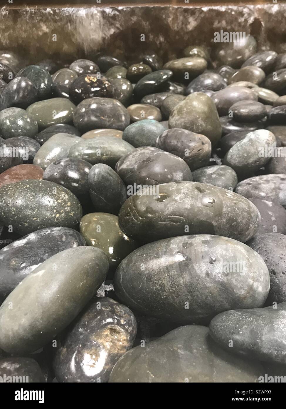 Rock display with trickling water Stock Photo - Alamy