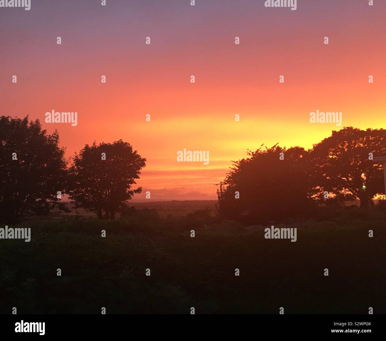 Purple sky with orange sunset hi-res stock photography and images - Alamy