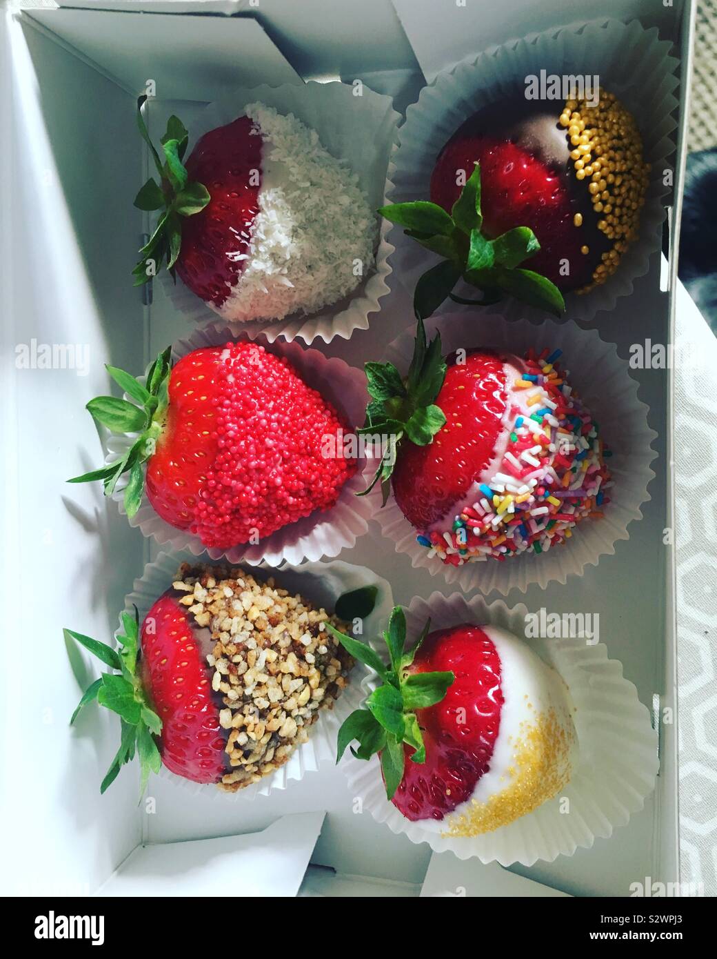 Chocolate covered strawberries hi-res stock photography and images - Alamy