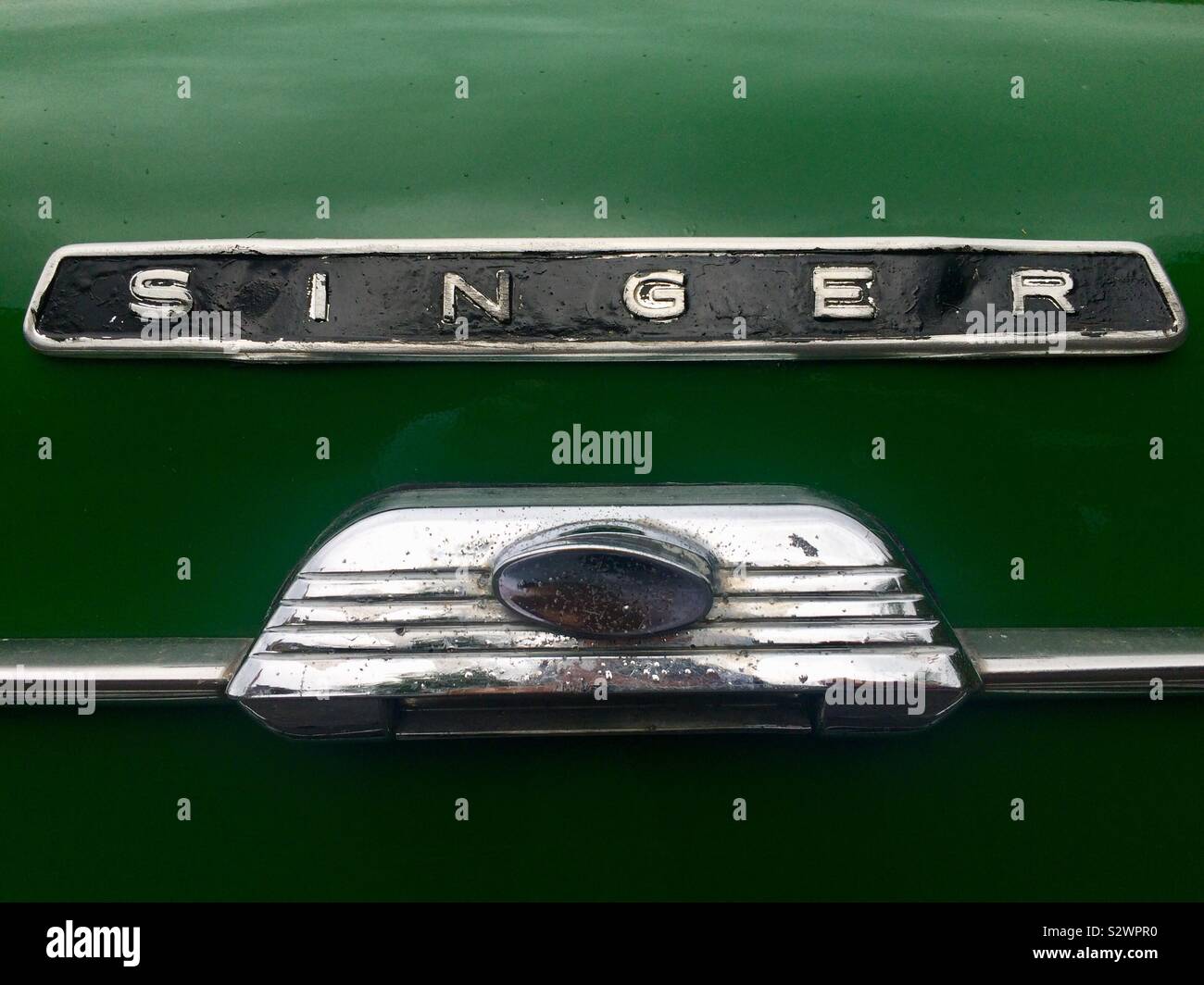Close up of the Singer logo at the back of a green Series lV Singer ...