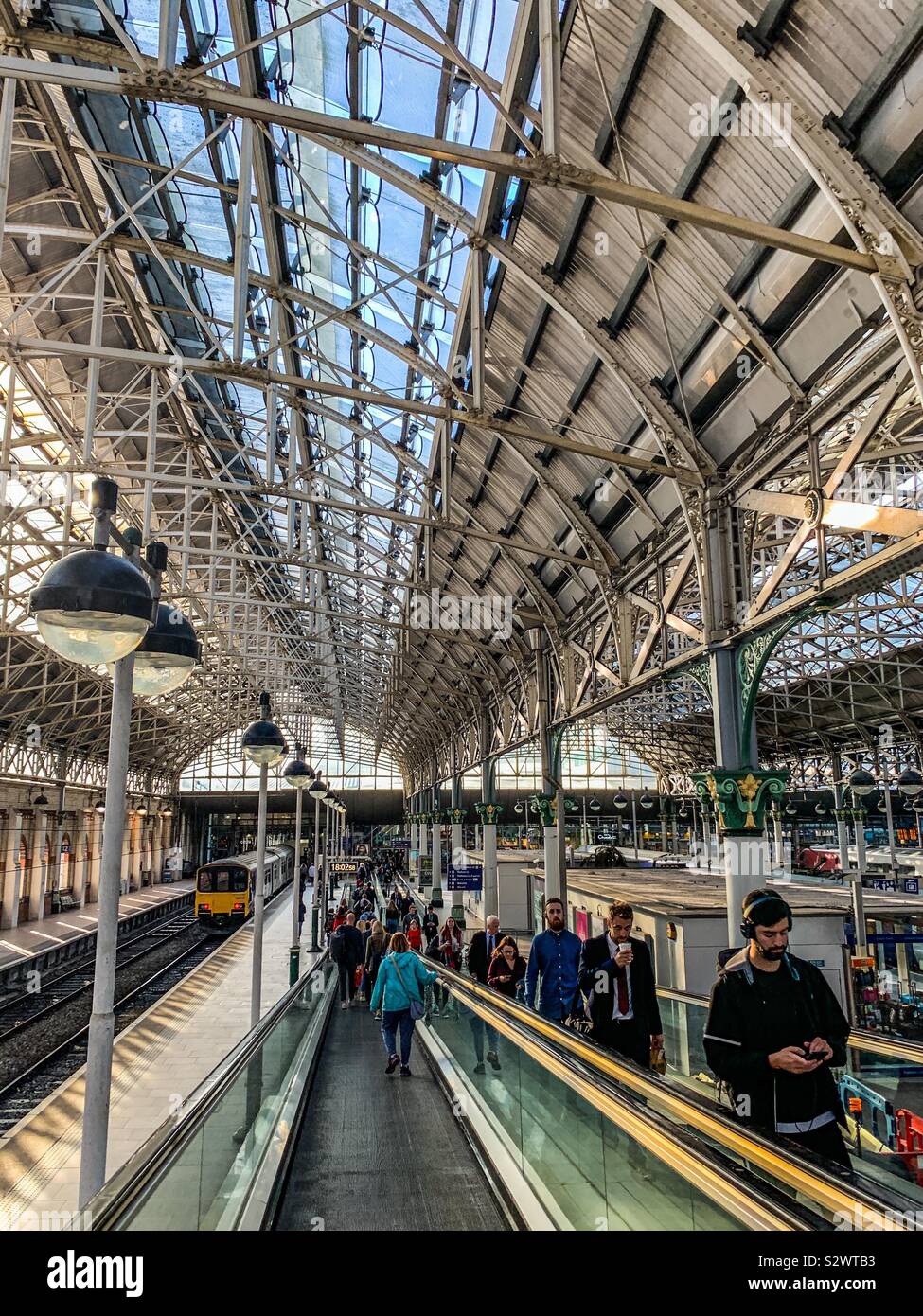 Manchester Victoria train station Stock Photo - Alamy