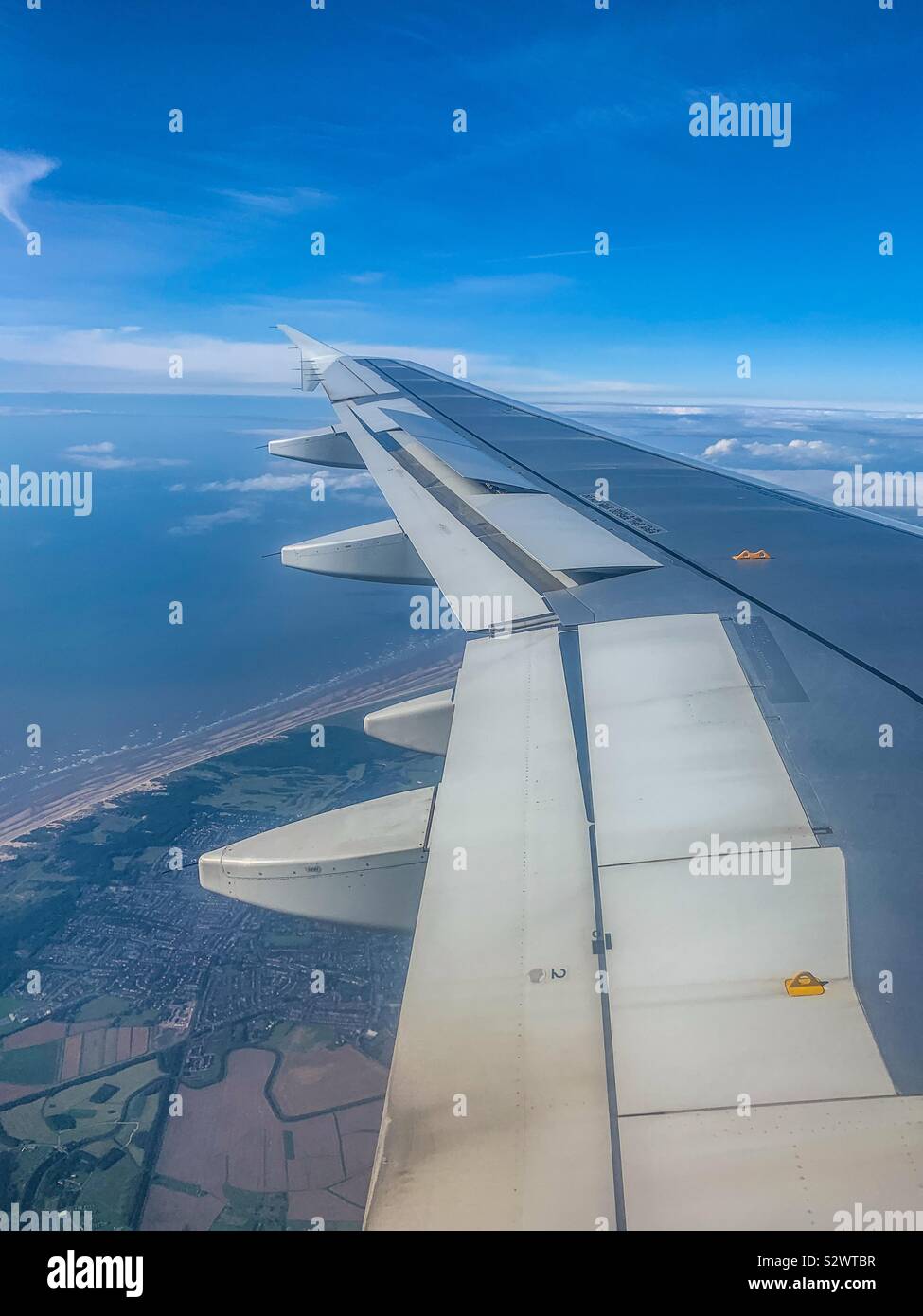 Airbus A320 in flight approaching Manchester Stock Photo - Alamy