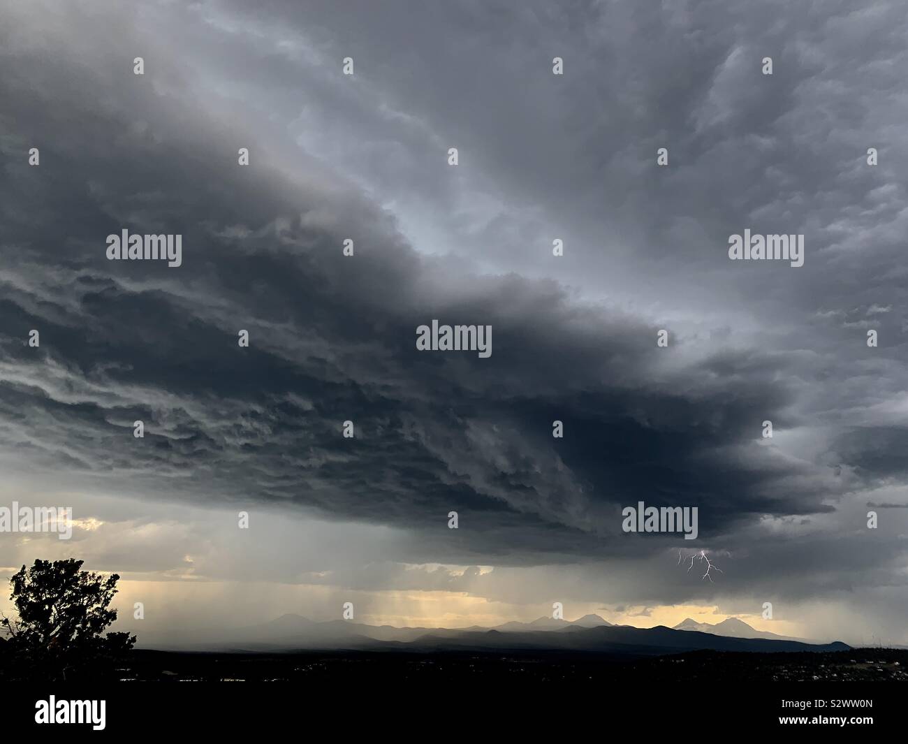 Severe storm over the cascade mountain range in Central Oregon Stock ...