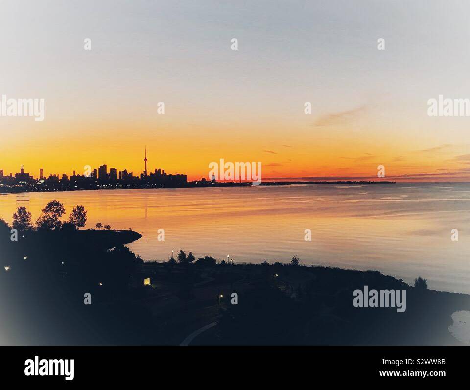 Torontos iconic cn tower hi-res stock photography and images - Alamy