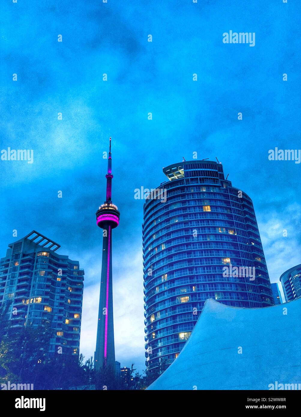Toronto’s CN Tower illuminated at dusk Stock Photo - Alamy