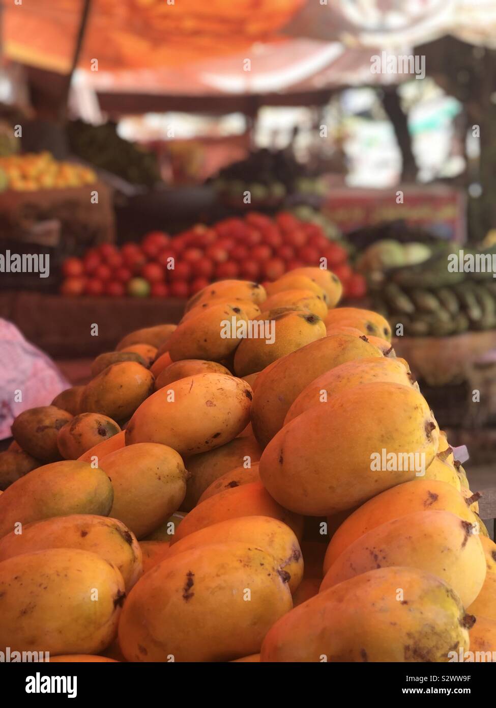 Stacked fruit stand hi-res stock photography and images - Alamy