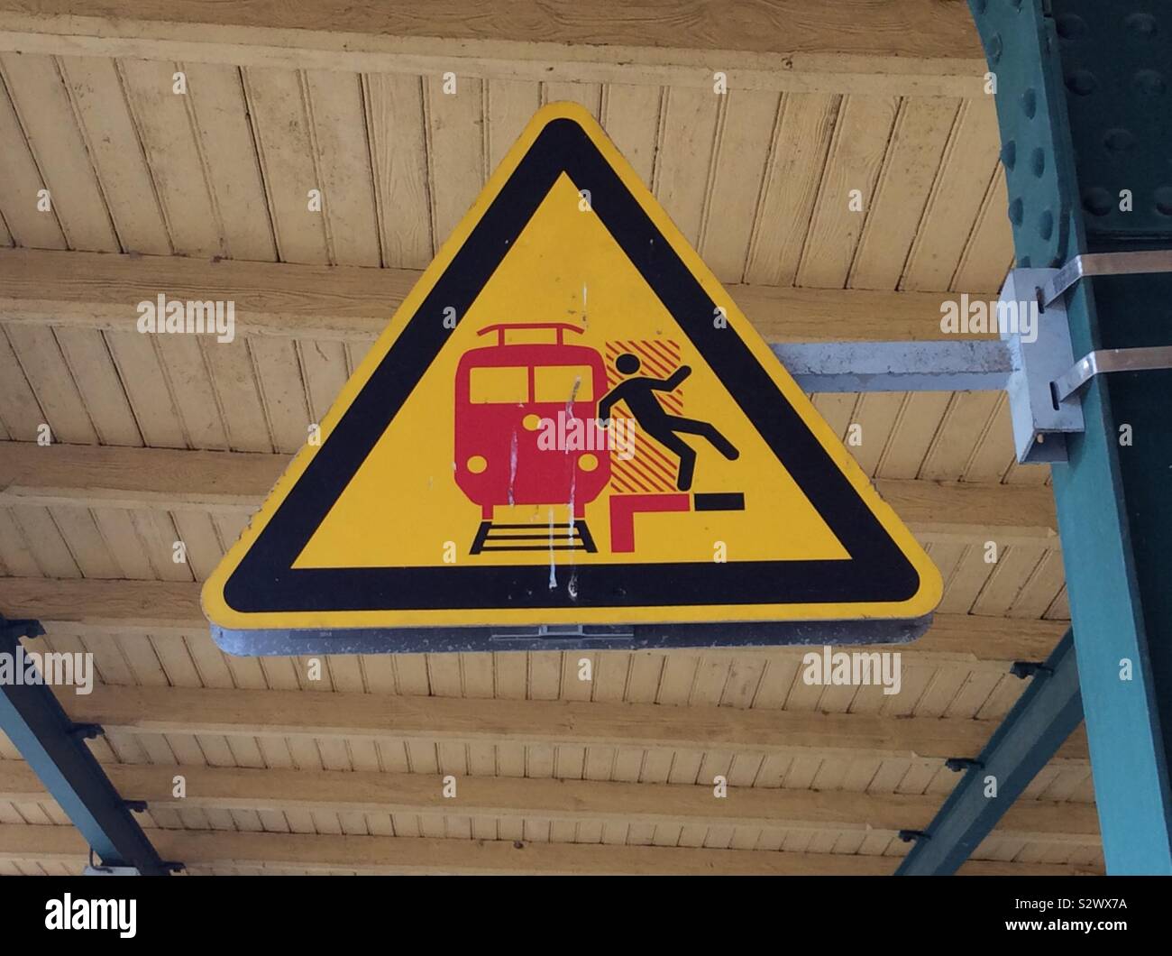 Platform warning sign hi-res stock photography and images - Alamy