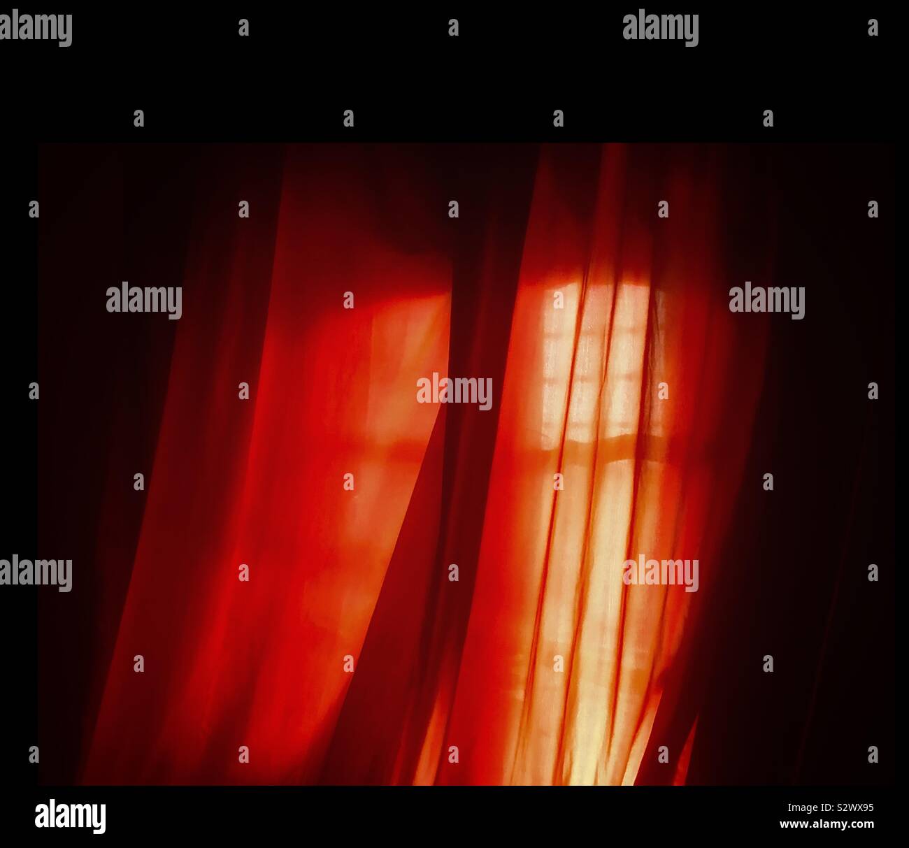 Red curtain hi-res stock photography and images - Alamy