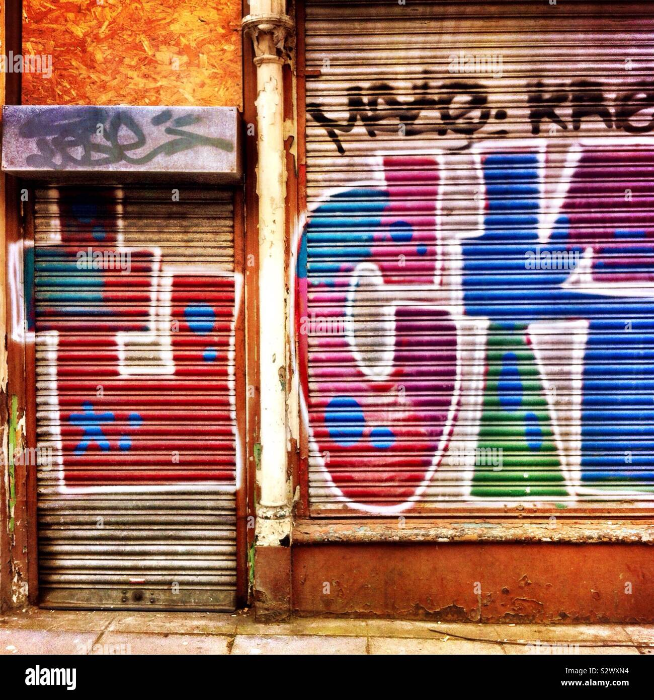 Urban grunge street scene with graffiti on store front Stock Photo - Alamy