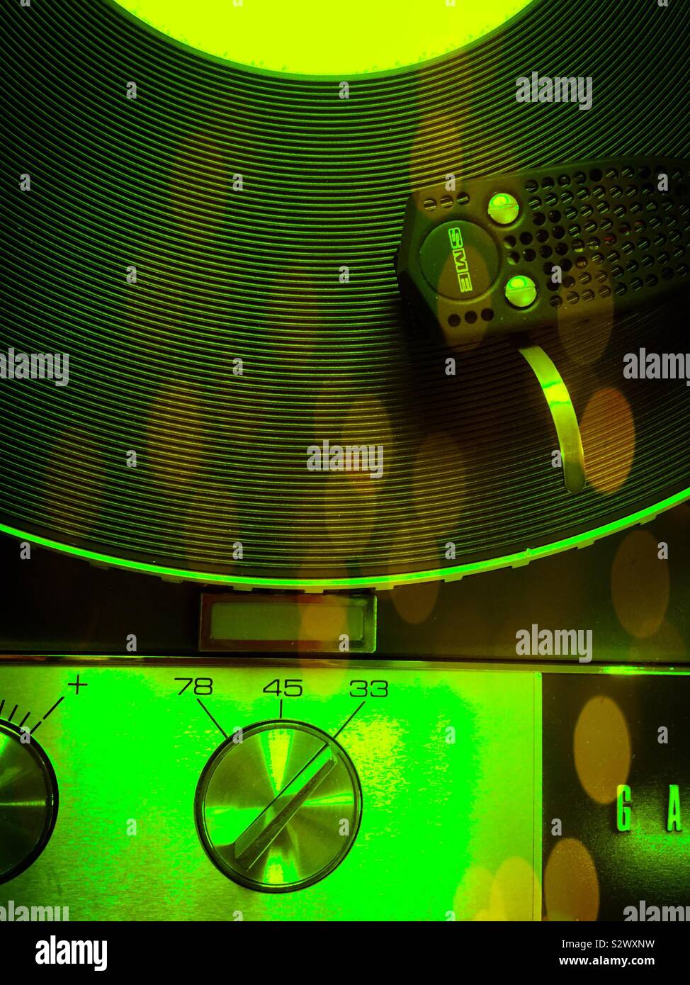 Retro record player hi-res stock photography and images - Alamy