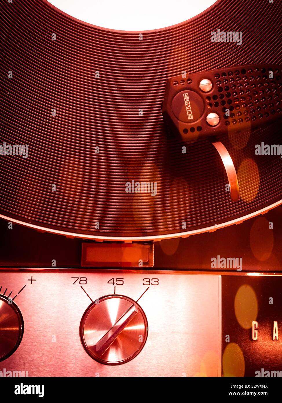 Red record player hi-res stock photography and images - Alamy