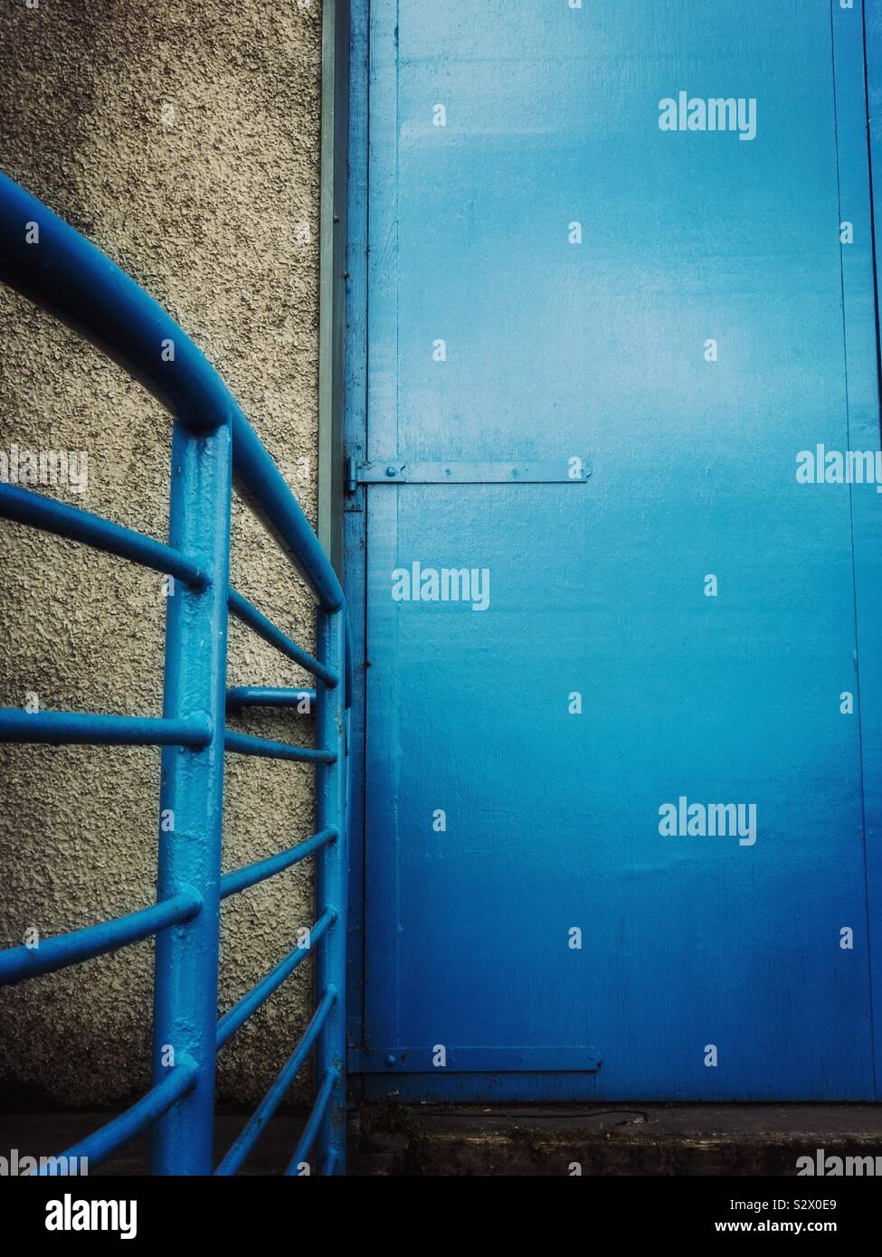 Metallic doors hi-res stock photography and images - Alamy