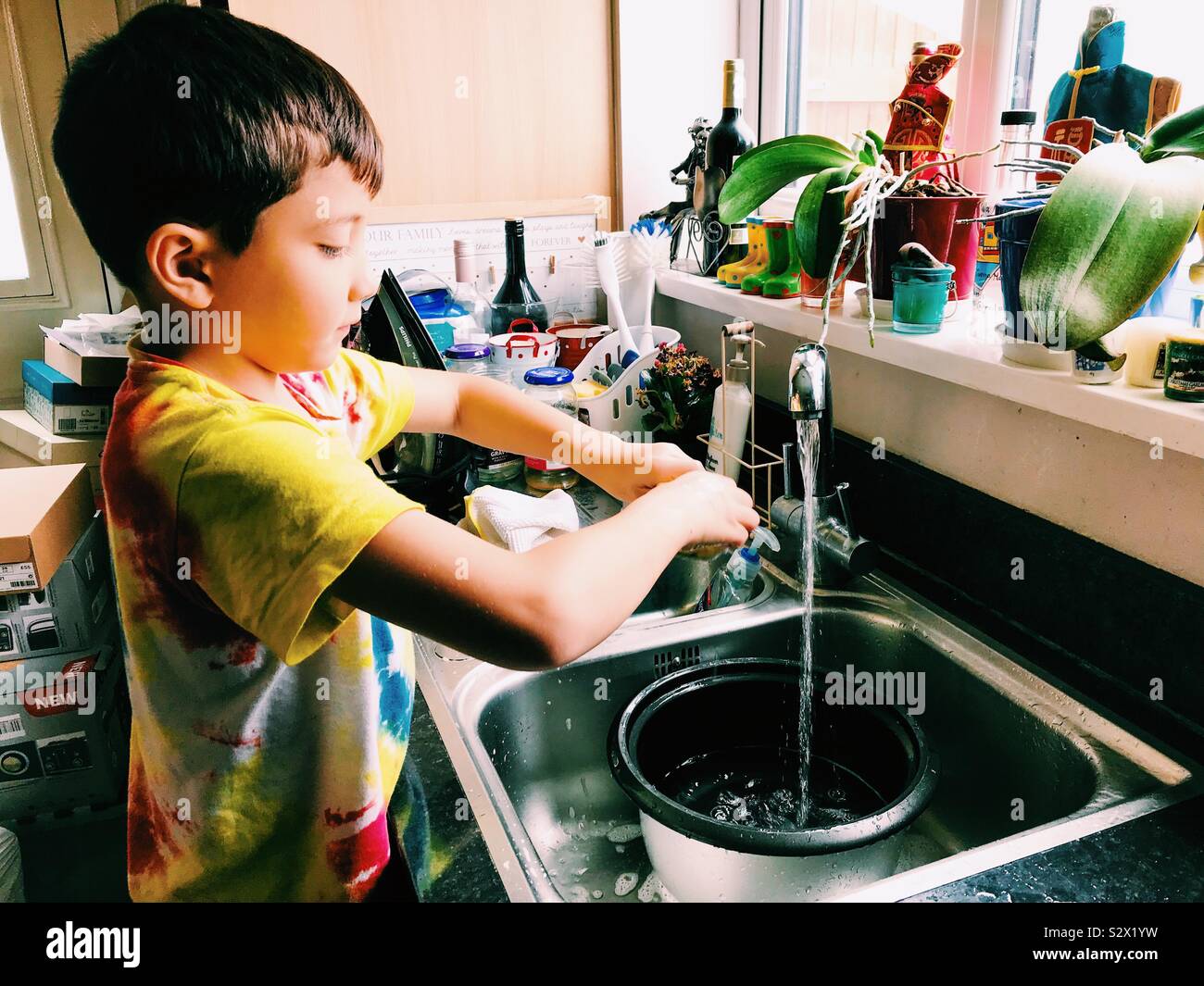Young boy running through water hi-res stock photography and images - Alamy