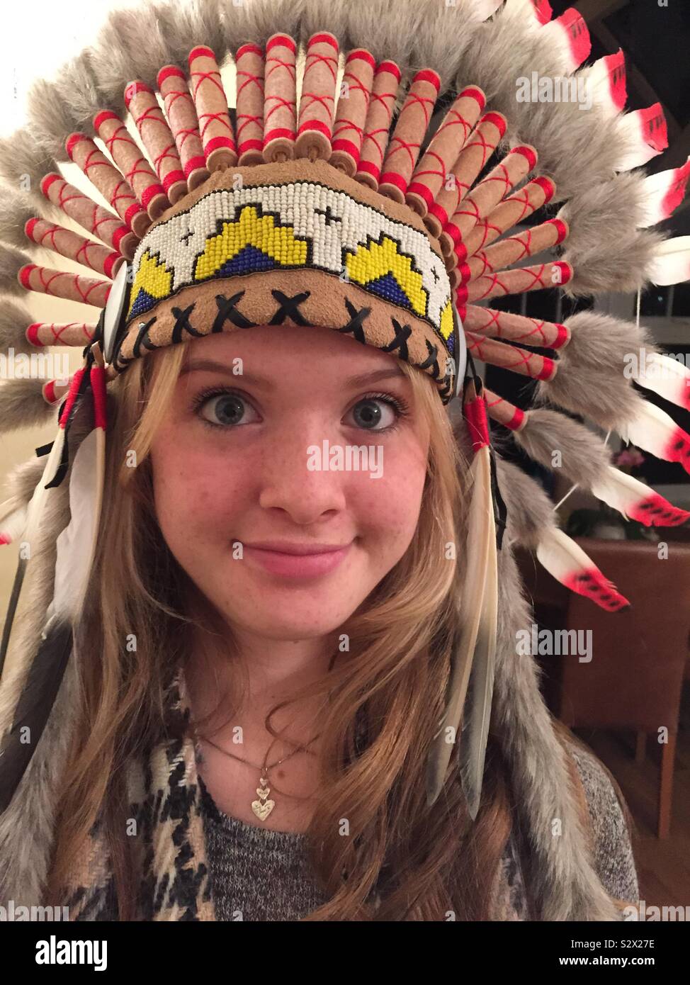 Red feather headdress hi-res stock photography and images - Alamy