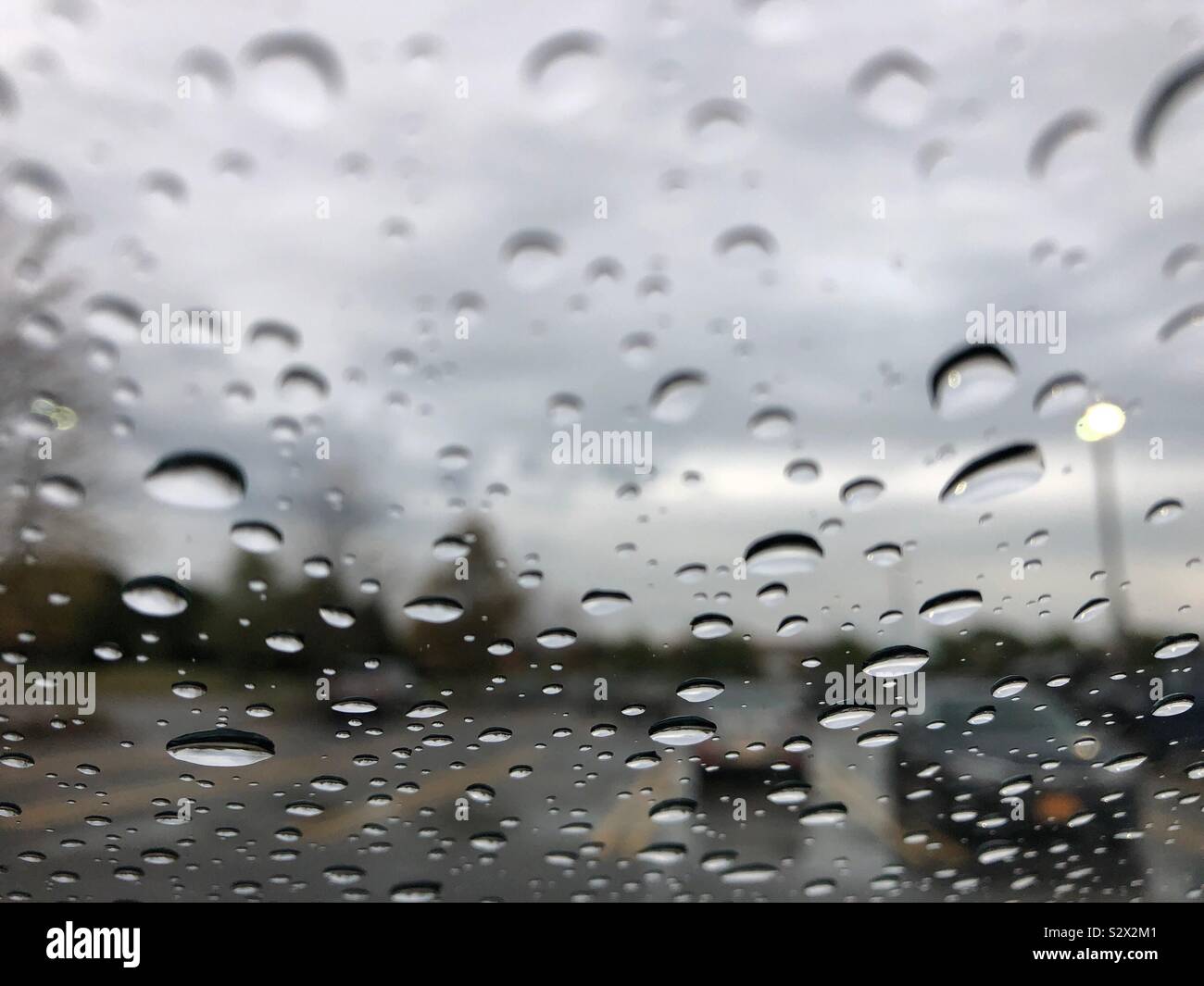 Shopping in the rain Stock Photo - Alamy