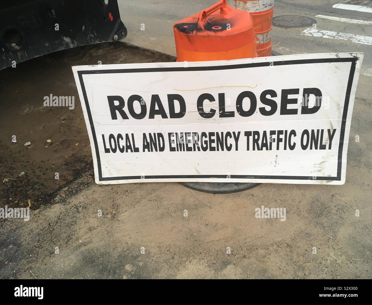 Construction sign road closed Stock Photo - Alamy