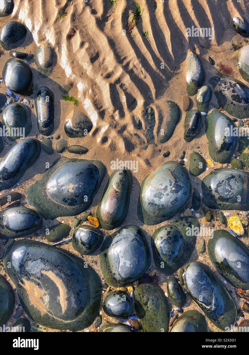 Pebbles and sand patterns Stock Photo - Alamy