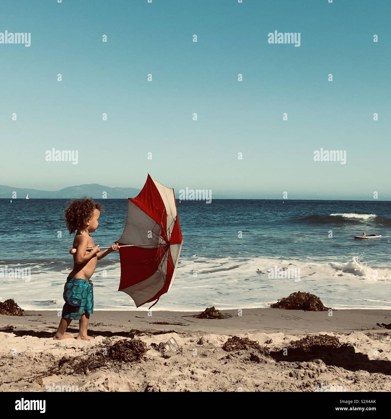 Kid at beach hi-res stock photography and images - Alamy