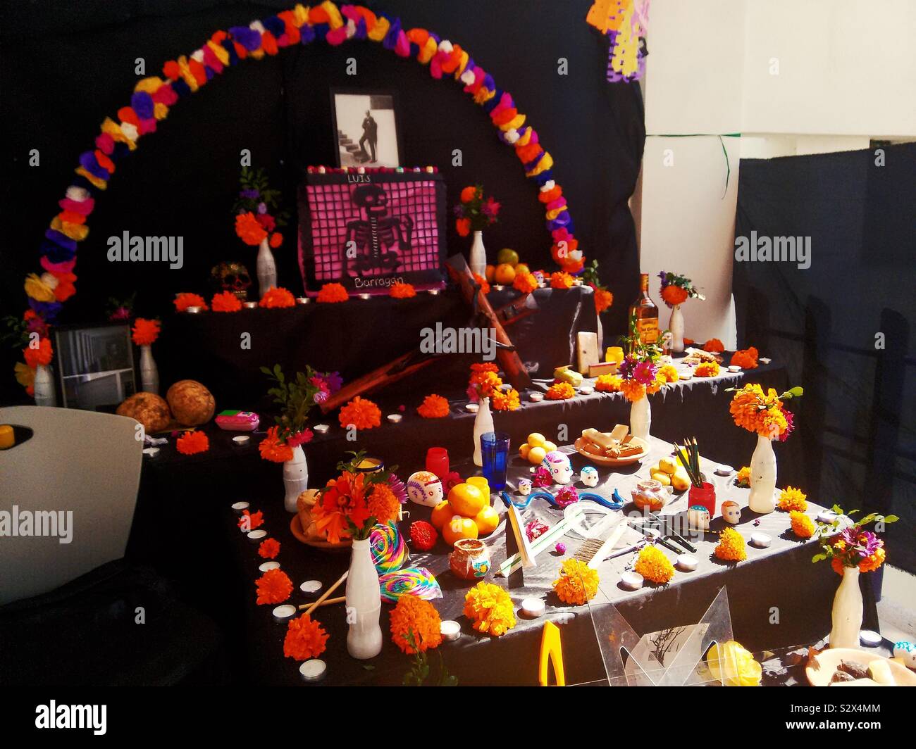 Day of the dead mexico altar hi-res stock photography and images - Alamy