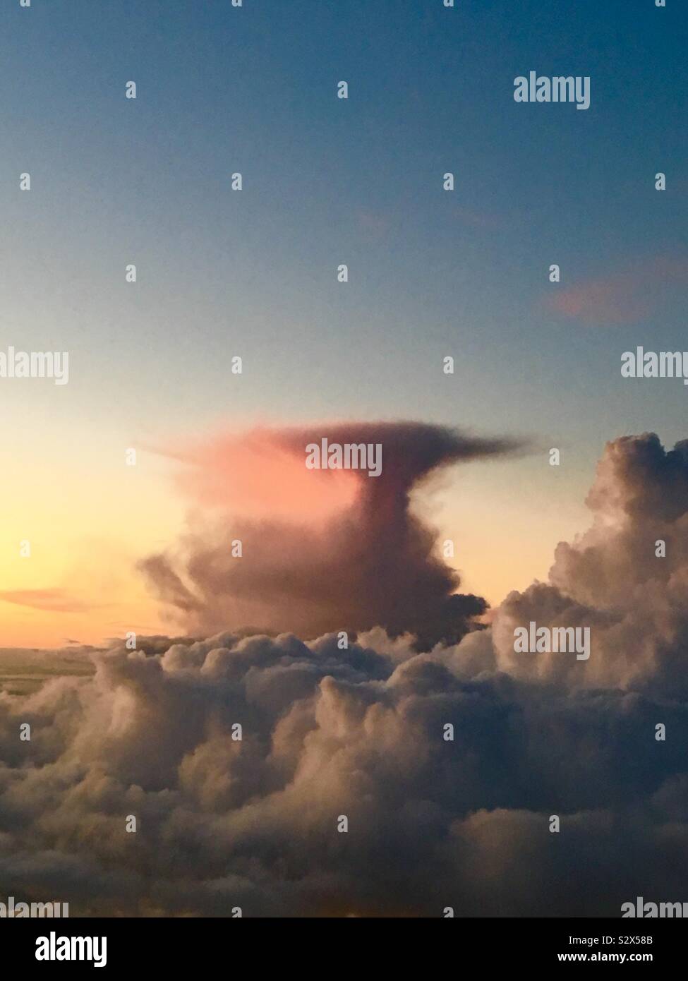 Anvil cloud hi-res stock photography and images - Alamy