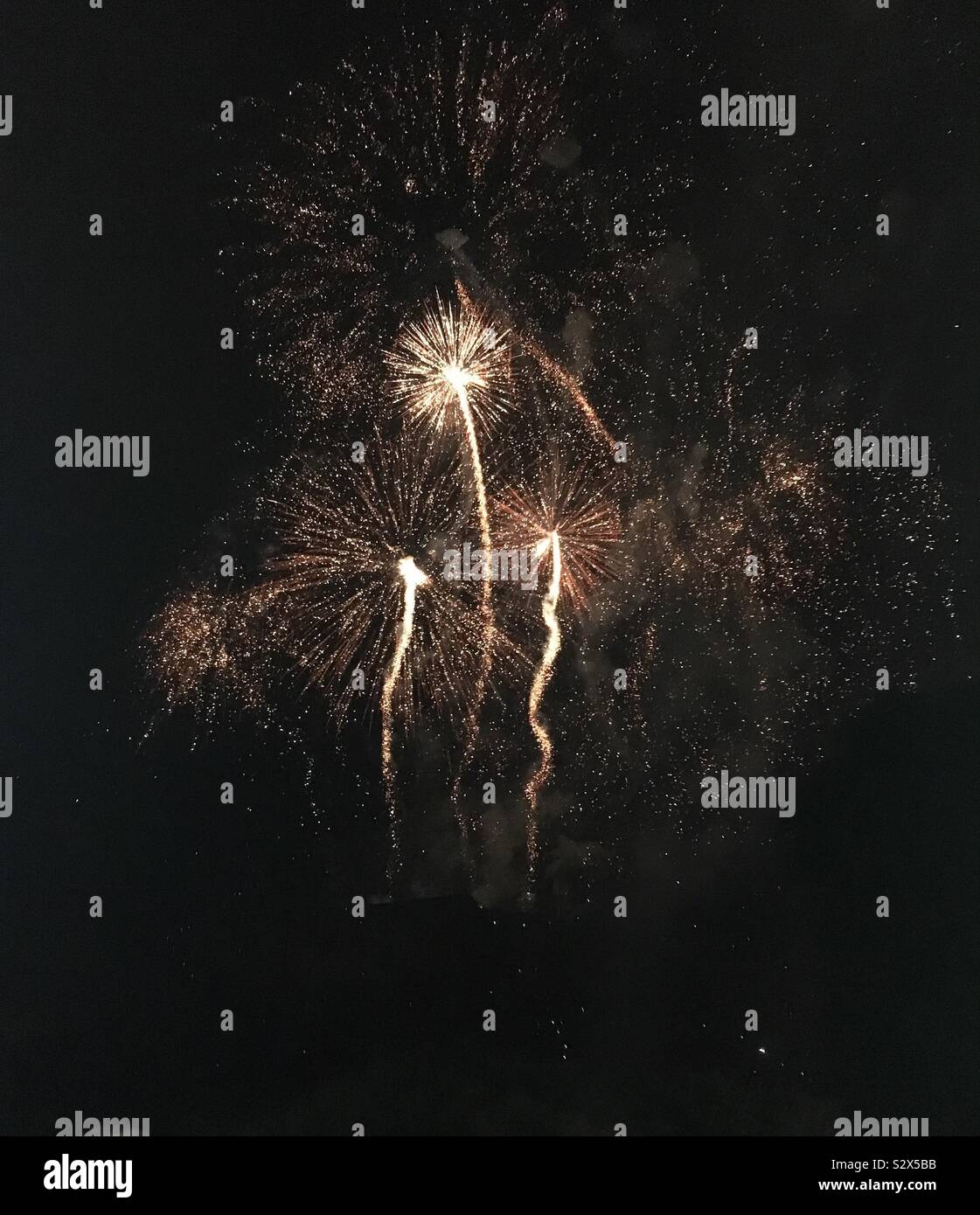 Black gold fireworks hi-res stock photography and images - Alamy